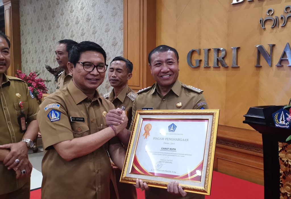 Kecamatan Kuta Menerima Penghargaan Atas Kinerja Dalam Penyelenggaraan ...